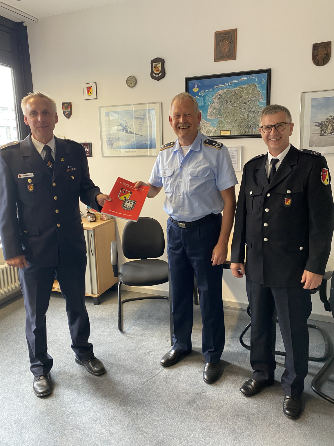 Übergabe der Chroniken III – Verband der Bundeswehrfeuerwehren e.V.